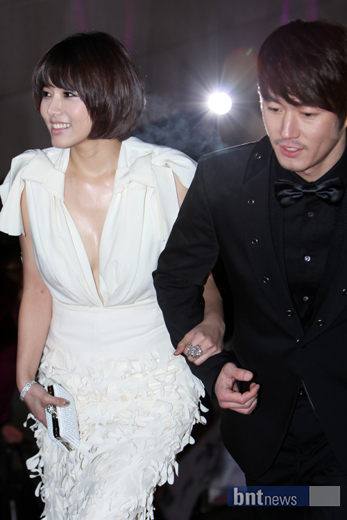 [포토] 2010 KBS 연기대상 '오지은, 장혁 팔짱 꼭 낀채로~' | bnt뉴스