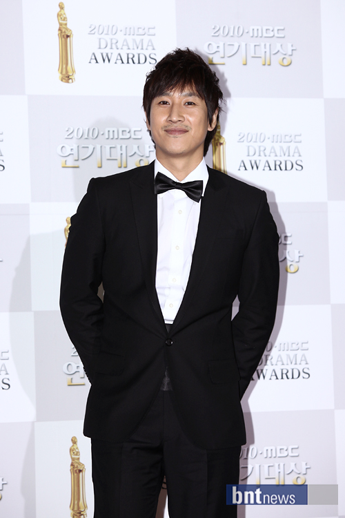 [포토] 2010 MBC 연예대상 '품절남 이선균의 훈훈한 미소~' | bnt뉴스