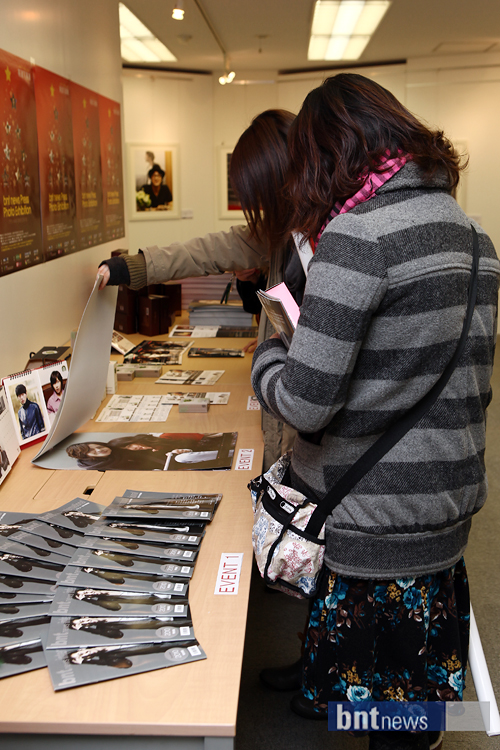 [포토] 2010 bnt뉴스 보도사진전 '드라마 캘린더에 시선 집중~' | bnt뉴스