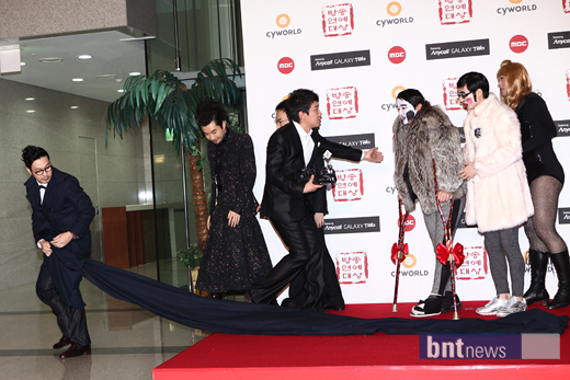 [포토] 2010 MBC 방송연예대상 '레드카펫에서도 웃음 주는 무한도전팀~' | bnt뉴스