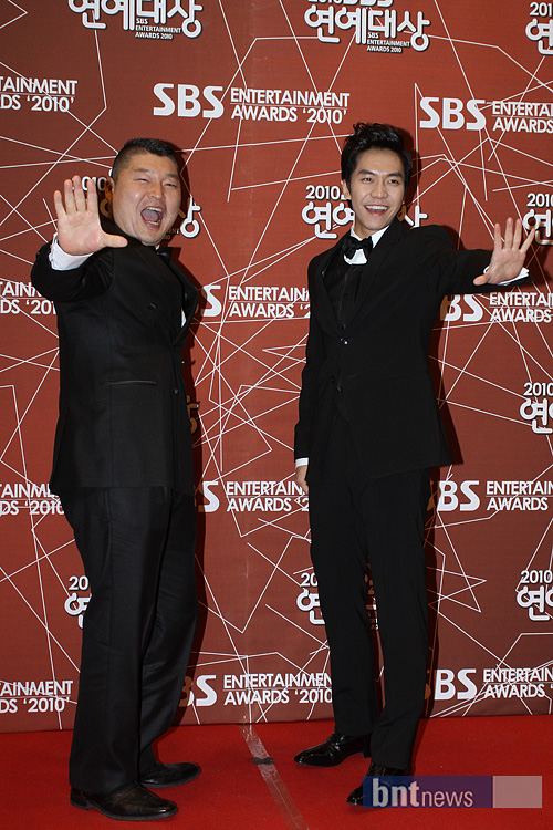 [포토] 강심장 2MC '강호동과 이승기의 힘찬 포즈' | bnt뉴스