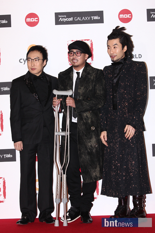 [포토] 2010 MBC 방송연예대상 '길 부상에도 불구하고 시상식 참석' | bnt뉴스