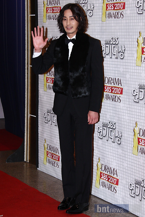 [포토] 2010 SBS 연기대상 이필립, 럭셔리한 수트 패션 | bnt뉴스