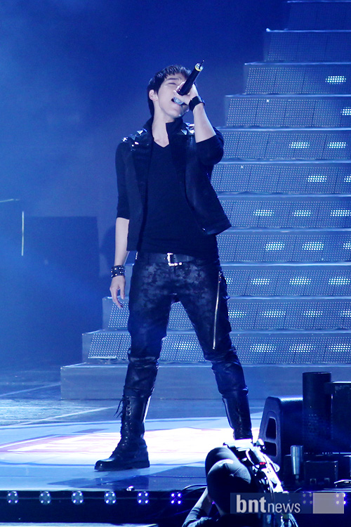 [포토] 2PM '폭풍 가창력 선보이는 준수~' | bnt뉴스