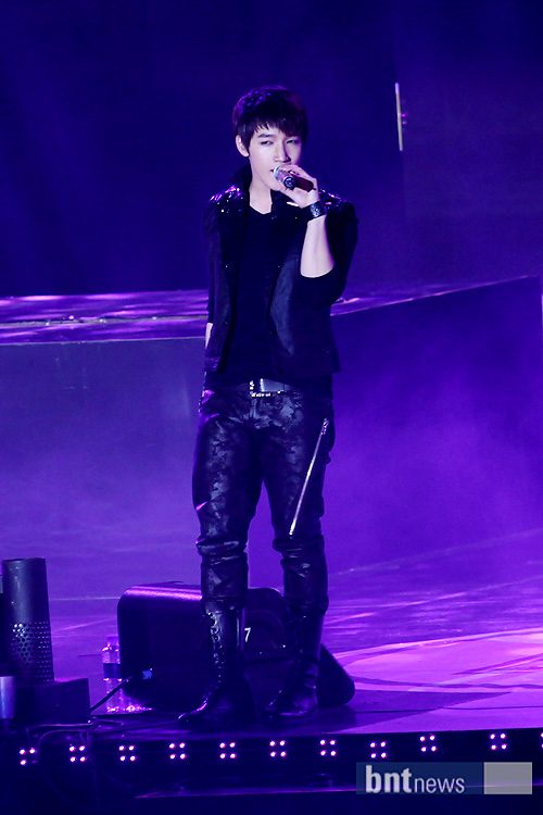 [포토] 롯데면세점 패밀리 콘서트 2PM 준수 '섹시한 눈빛~' | bnt뉴스