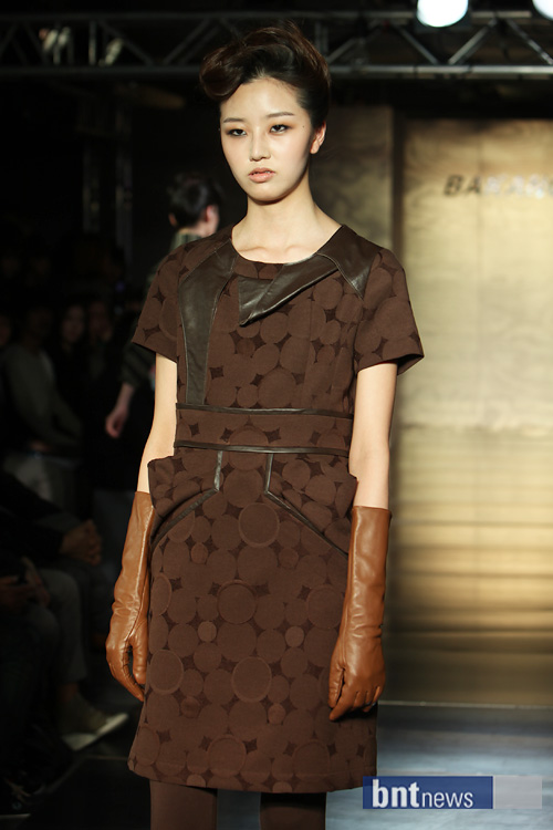 [포토] 허리에 리본 디테일이 더욱 러블리하게~ | bnt뉴스