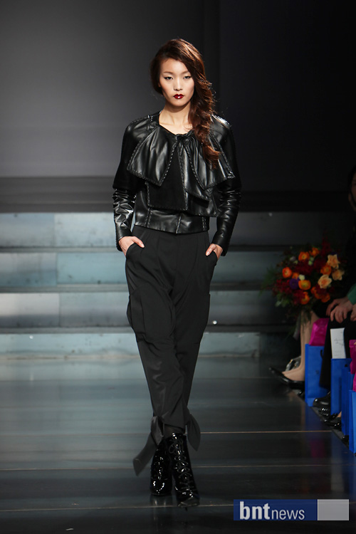 [포토] 가죽소재 리본디테일로 매니쉬함과 러블리를 동시에~