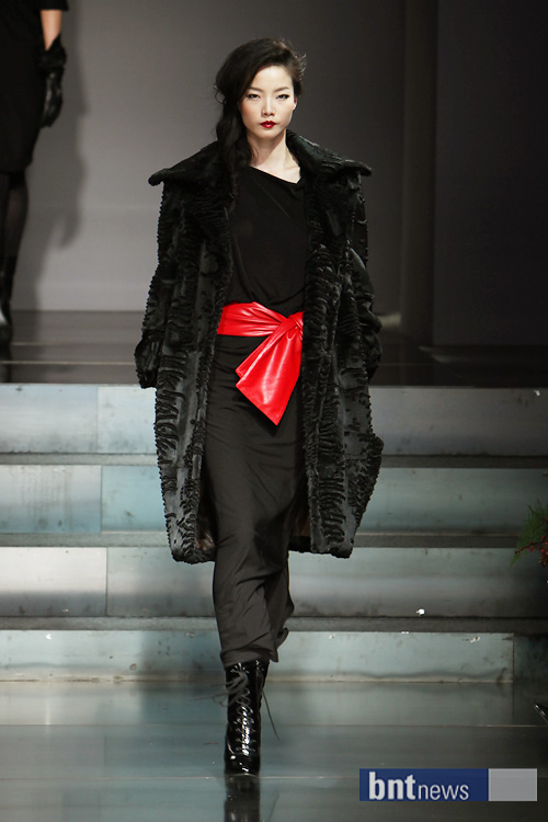 [포토] 올블랙에 강렬한 레드 리본으로 포인트 의상~ | bnt뉴스
