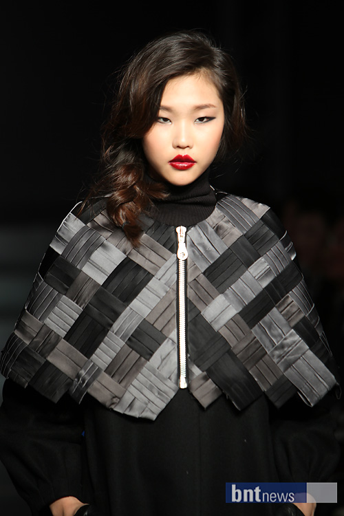 [포토] 케이프 형태의 독특한 디자인의 아우터 | bnt뉴스