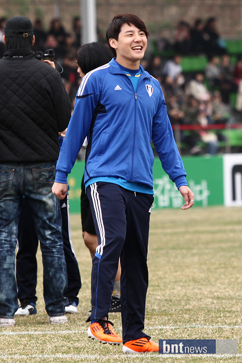 [포토] JYJ 김준수 'FC MEN 단장의 해맑은 미소' | bnt뉴스