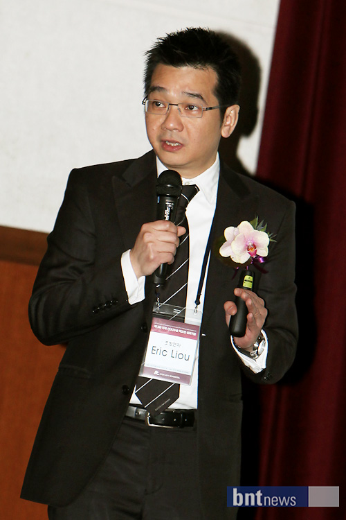 [포토] '선(先) 수술'의 생물학적 원리를 설명하는 대만의 Eric Liou 박사 | bnt뉴스