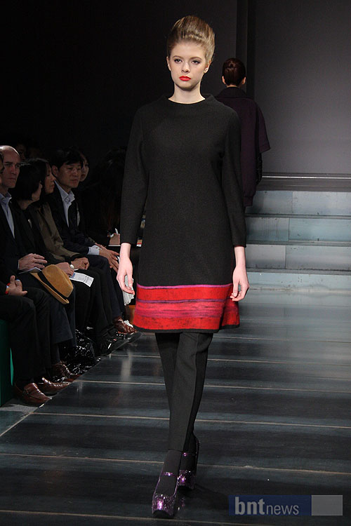 [포토] 신장경 컬렉션, 심플함 속 시선 끄는 포인트~ | bnt뉴스