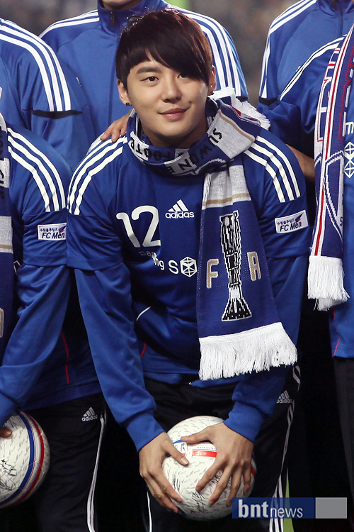 [포토] JYJ 김준수 '기념촬영은 필수죠~' | bnt뉴스