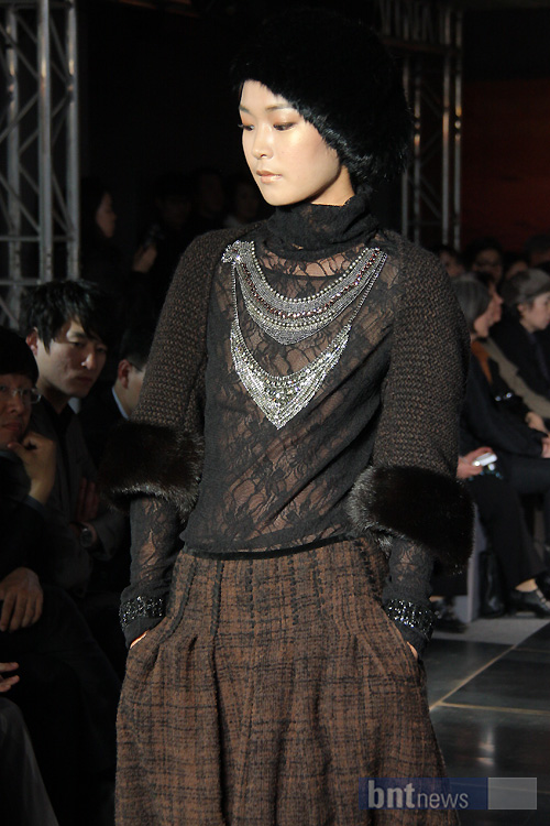 [포토] 시스루 보헤미안 룩 '색다른 가을 느낌~' | bnt뉴스