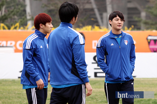 [포토] JYJ 김준수 '축구는 말이지' | bnt뉴스