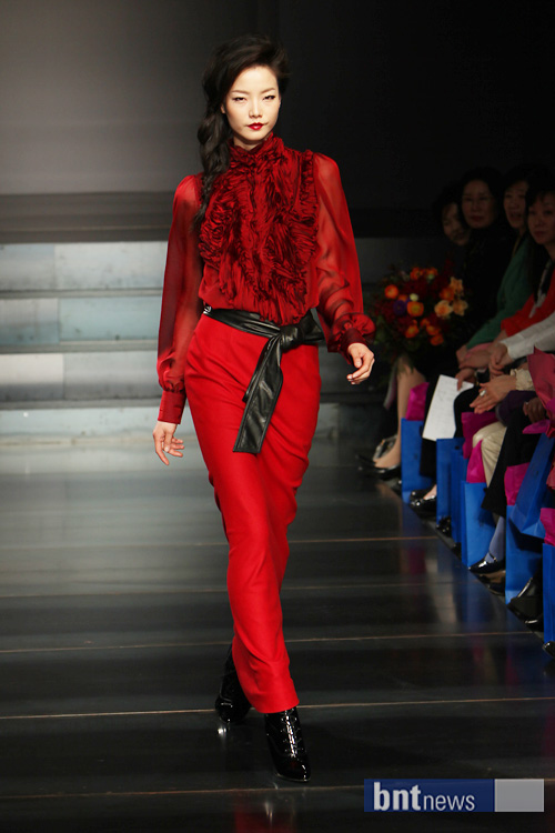 [포토] 화려한 레드에 블랙으로 마무리~ | bnt뉴스