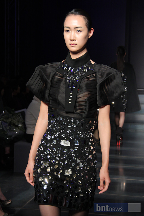 [포토] 시스루 블랙 미니드레스 '시크하고 우아하게~' | bnt뉴스