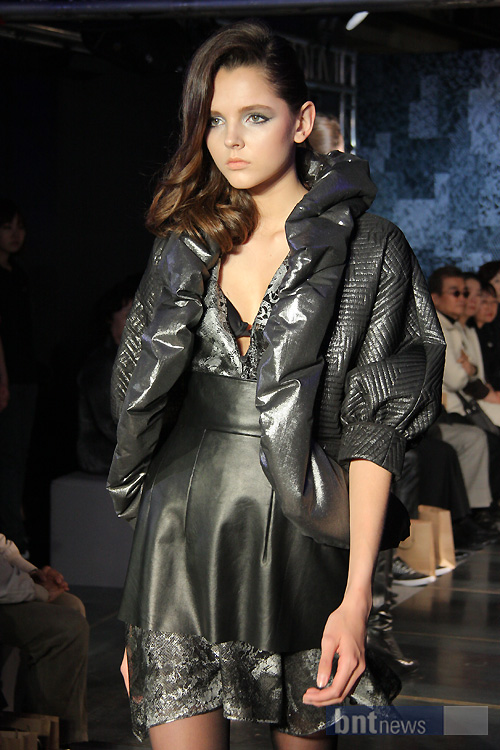 [포토] 바비 인형같은 모델, 표정도 의상도 시크~ | bnt뉴스