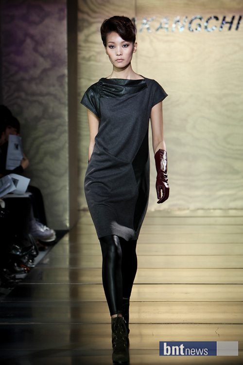 [포토] 복고풍의 미니멀한 원피스 | bnt뉴스