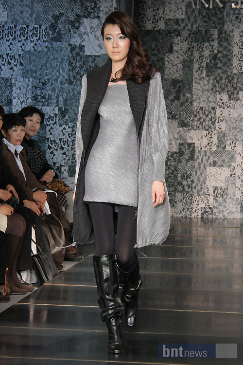 [포토] 플리츠로 더욱 돋보이는 몸매 라인~ | bnt뉴스