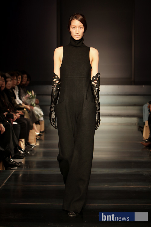 [포토] '올 가을, 블랙 터틀넥과 와이드 팬츠로 멋스럽게~' | bnt뉴스