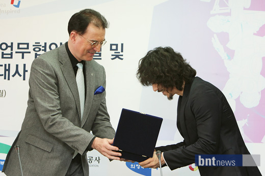 [포토] 'R-16 KOREA 홍보대사' 타이거JK '열심히 할게요!' | bnt뉴스