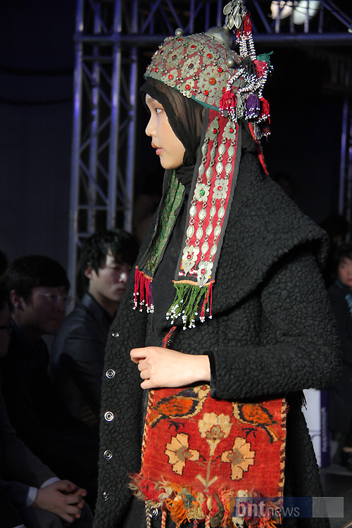 [포토] 화려한 액세서리로 동남아 느낌 물씬~ | bnt뉴스