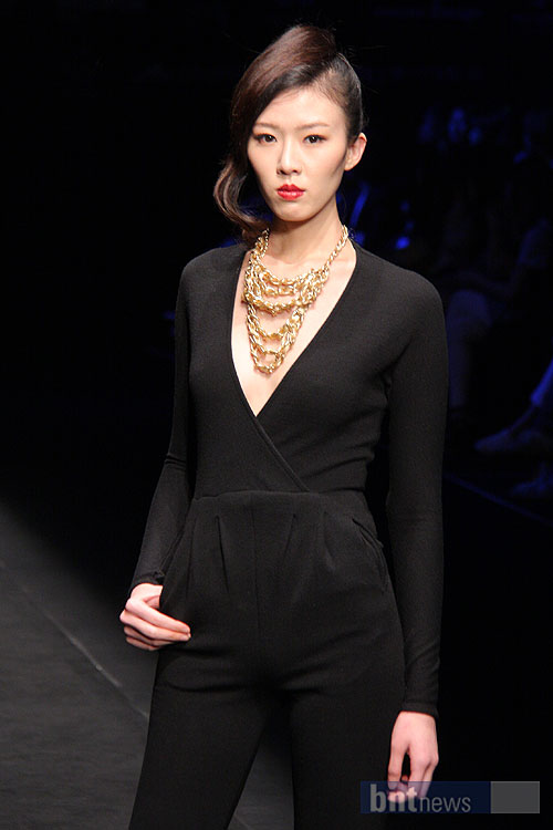 [포토] 몸매 드러나는 과감한 핏의 블랙 시크룩~ | bnt뉴스