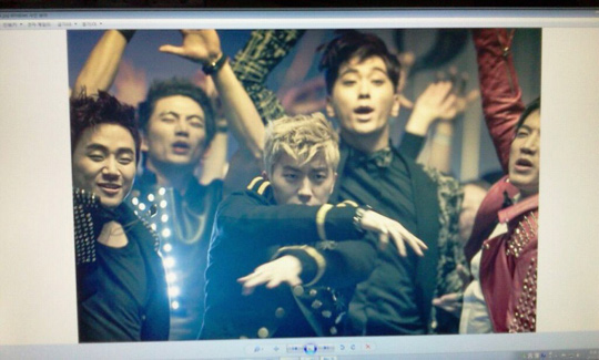 2PM 굴욕사진 '닉쿤은 순간캡처에도 우월해' 네티즌 '폭소' | bnt뉴스