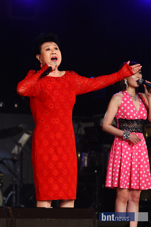 [포토] 붉은 드레스 입은 현미, 보고싶은 얼굴 열창~ | bnt뉴스