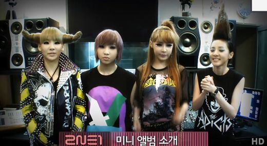 2NE1 '인기가요'서 '어글리' 첫 공개 "놀자~" | bnt뉴스
