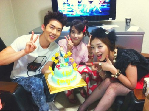 '인기가요' 명품 MC 조권, 1주년 기념샷 공개! "기광이만 빠졌어요" | bnt뉴스