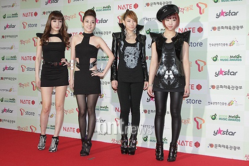 2NE1 '인기가요' 1위 "잘 나가는 YG사장님 감사합니다" 흥분 소감 전해 | bnt뉴스