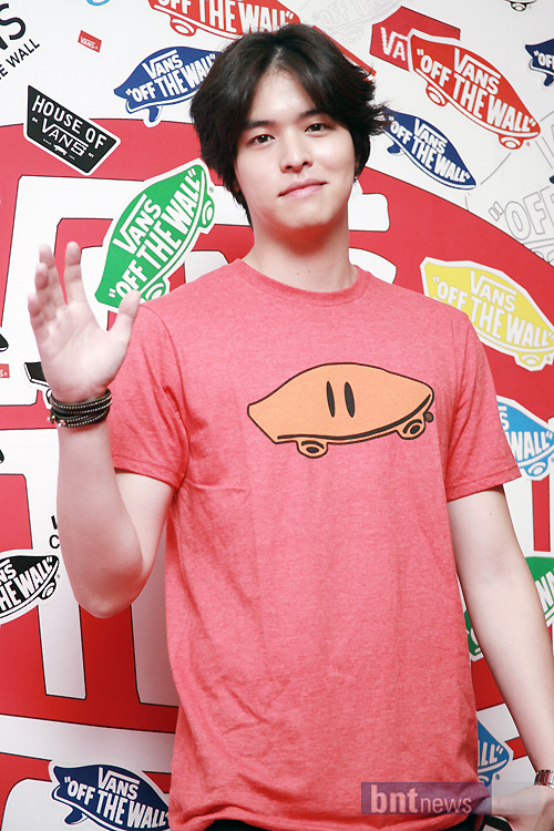 [포토] 이장우, 부드러운 미소로 손 인사~ | bnt뉴스