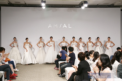 [포토] 명품 드레스 암살라, 2011 F/W 컬렉션 패션쇼 성료 | bnt뉴스