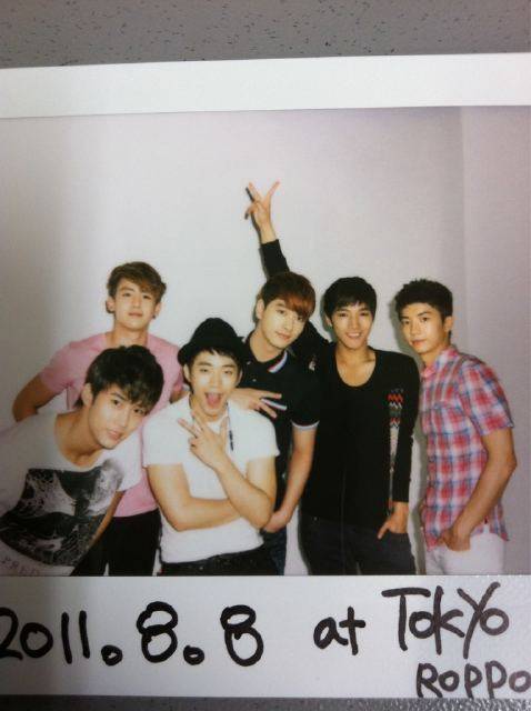 2PM 준수, 일본 근황 폴라로이드 사진으로…사복센스까지! | bnt뉴스