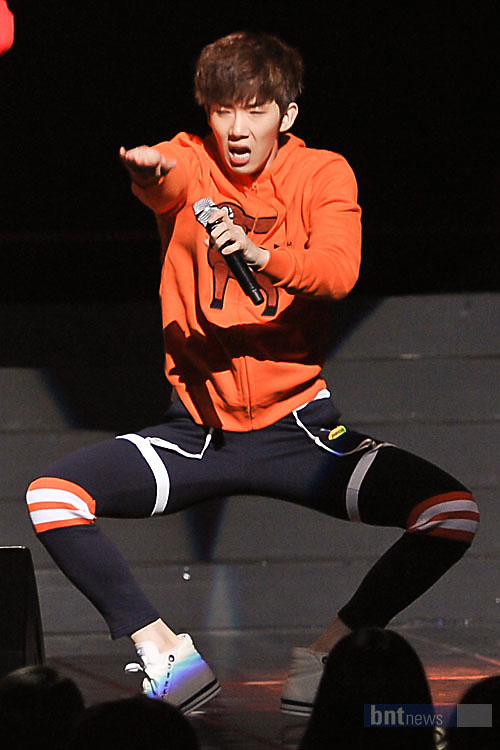 [포토] 2AM 조권 '과감 쩍벌댄스' | bnt뉴스