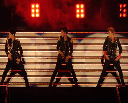 JYJ, 8만여명과 함께한 일본 단독콘서트…아바라키현 뜨겁게 달궈 | bnt뉴스