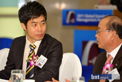 [포토] 대화를 나누는 두 CEO | bnt뉴스