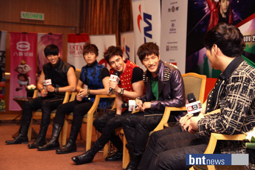 [포토] 2PM ‘찬성이는 너무 웃겨’ | bnt뉴스