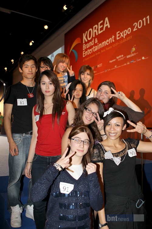 [포토] 'KBEE 2011' JYP 오디션 참가자들 공연 끝나고 함께 'V' | bnt뉴스