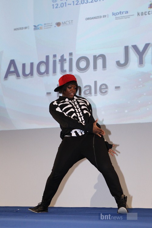 [포토] 'KBEE 2011' 참가자 파워풀 댄스, 현장 관객 후끈! | bnt뉴스