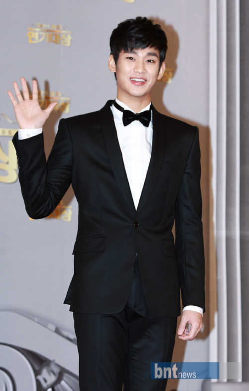 [포토] 'KBS 연기대상' 김수현, 해맑은 미소의 꽃미남 | bnt뉴스