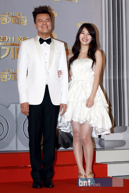 [포토] 'KBS 연기대상' 박진영-수지 '닮은꼴 눈웃음' | bnt뉴스