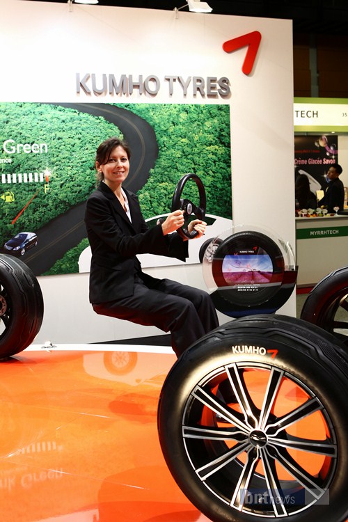 [포토] 'KBEE 2011' 고스트카 퍼포먼스, 의자 실종? | bnt뉴스