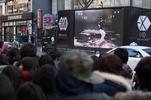 SM 신인그룹 EXO, 트럭 활용 서울 도심 활보 ‘화려한 영상 눈길’ | bnt뉴스