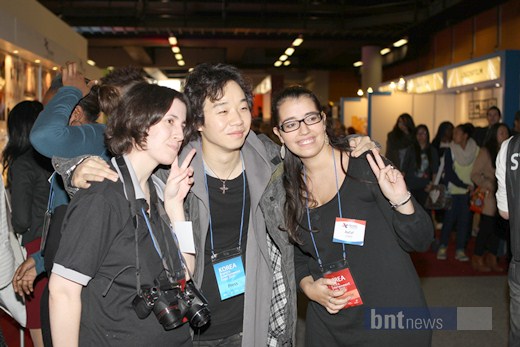 [포토] 'KBEE 2011' 배우 양주호, 팬서비스도 한류 | bnt뉴스