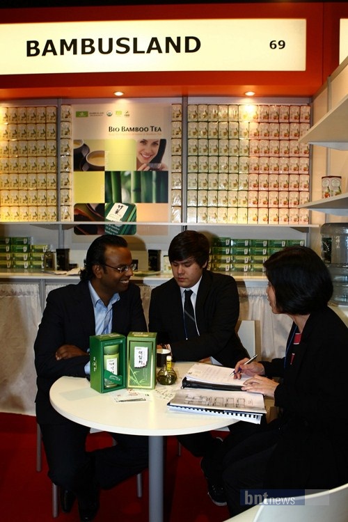 [포토] 'KBEE 2011' 유럽 바이어 "대잎차 최고예요!" | bnt뉴스