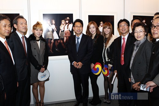 [포토] 'KBEE 2011' 'bnt뉴스 한류스타 보도사진전' 앞에서 찰칵! | bnt뉴스