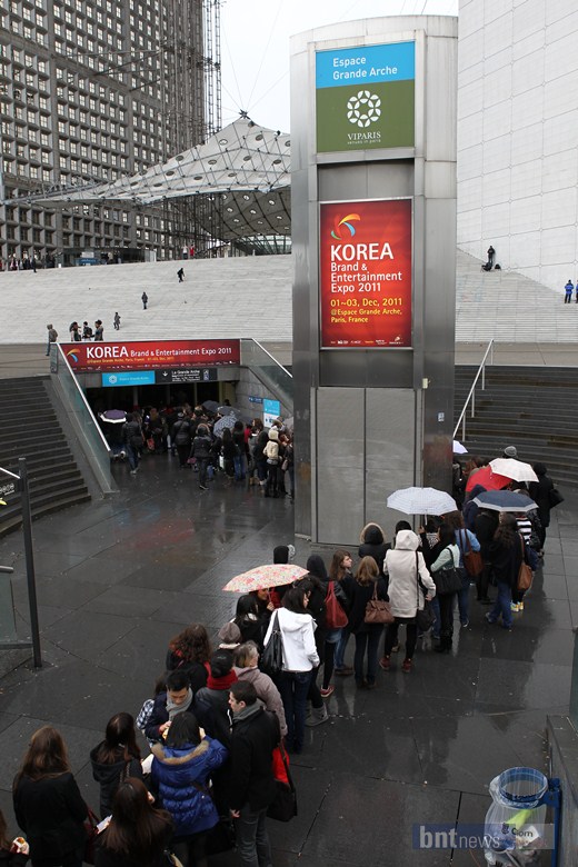 [포토] 'KBEE 2011' 비 맞으면서 입장 기다리는 관람객들 | bnt뉴스